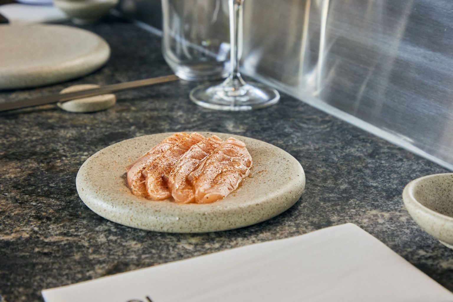 Abrió Crudo: un nuevo handroll bar que transforma la experiencia ...